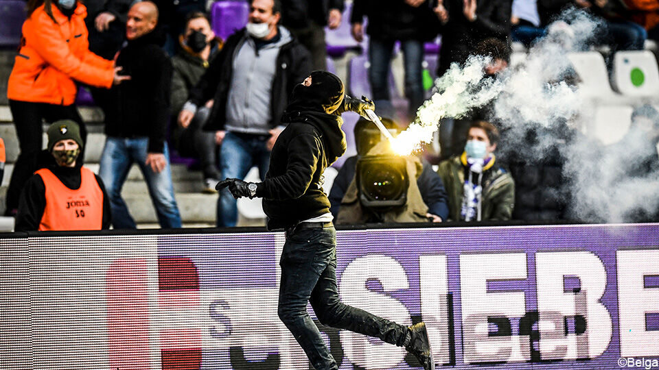 Schandalig: Beerschot-hooligan loopt veld over om vuurpijl in Antwerp ...