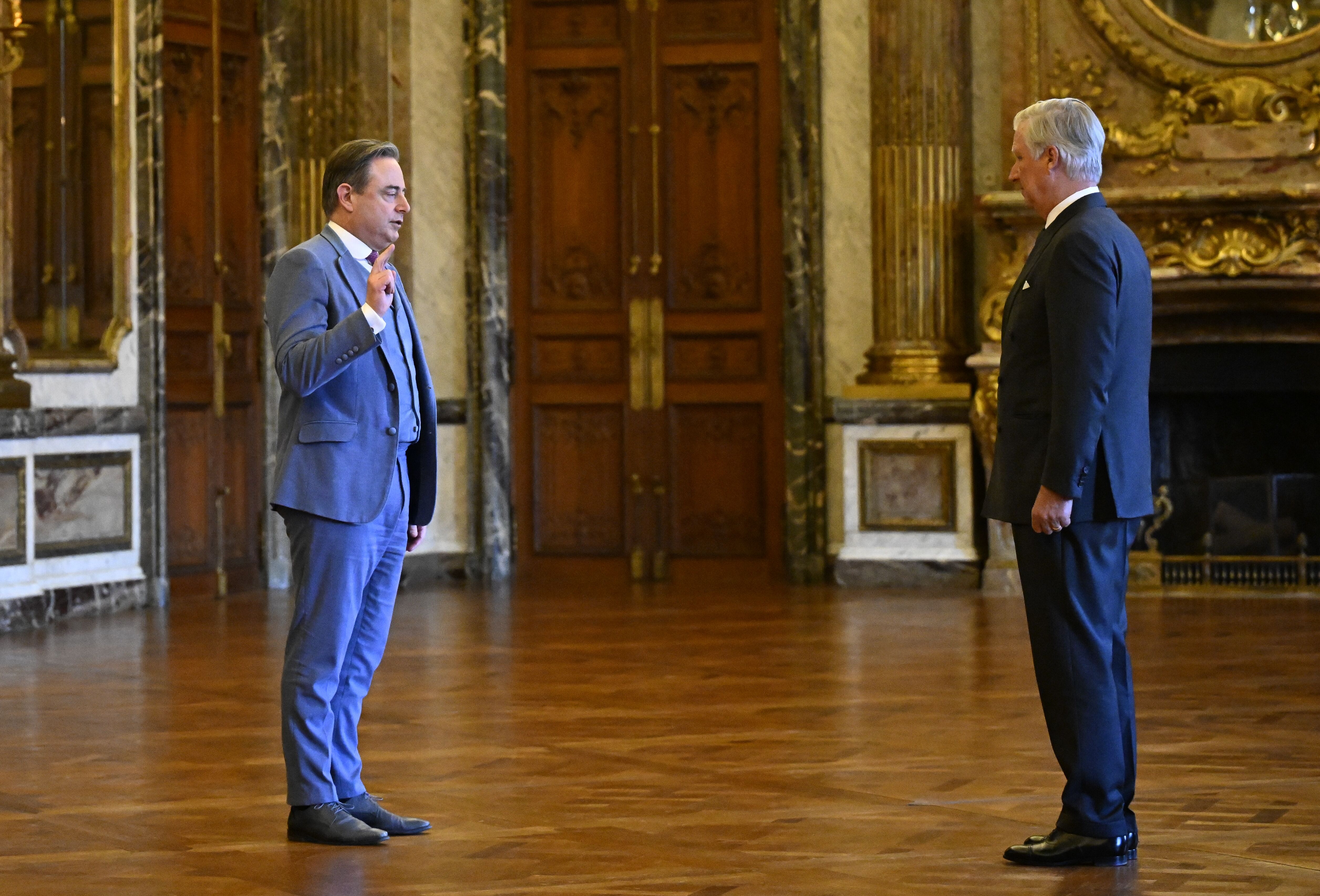 Nieuwe regering legt eed af, premier is protocol op paleis nog niet ...