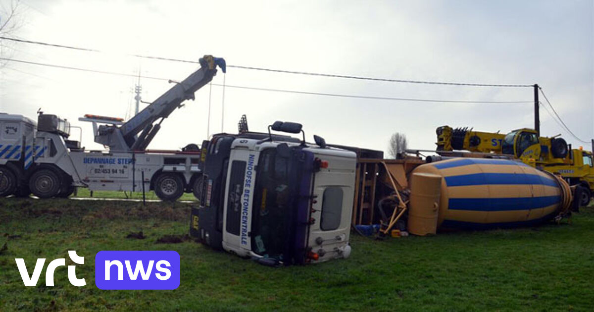 Uren werk om gekantelde betonwagen te takelen | VRT NWS: nieuws