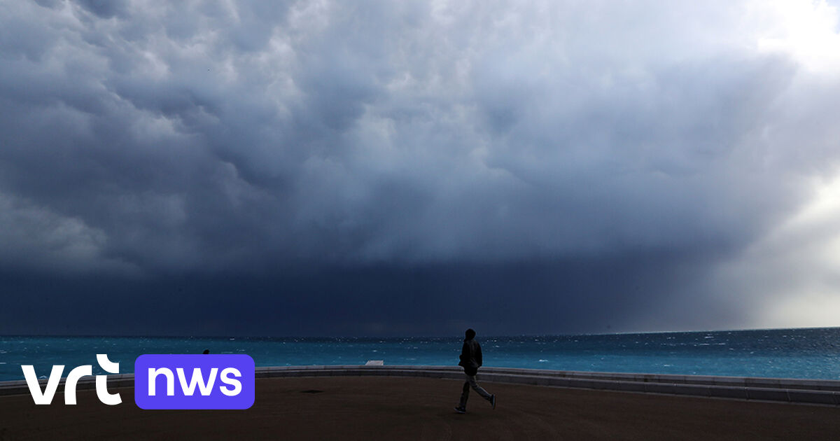 Storm eist twee mensenlevens in Frankrijk, 600.000 gezinnen zonder ...