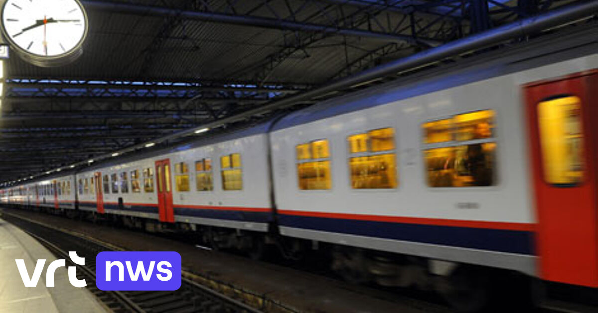 Angry train passengers block tracks in Burst | VRT NWS: news