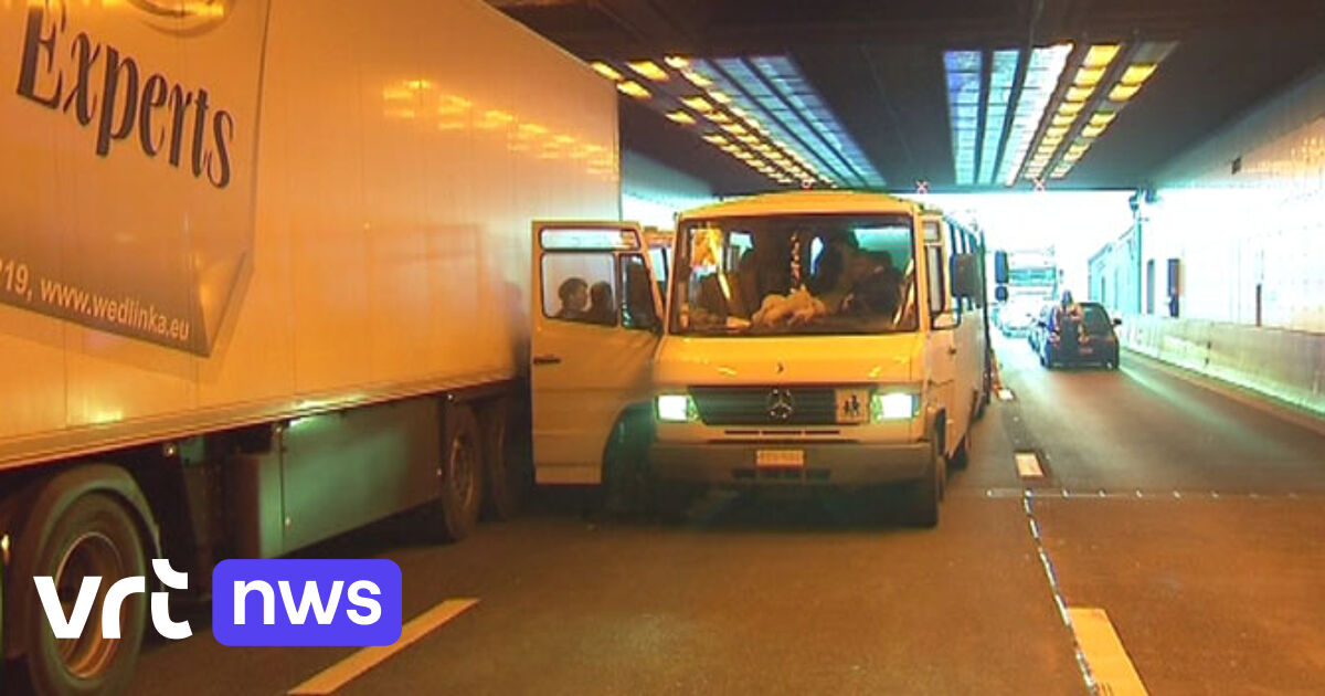 Vijf lichtgewonden bij ongeval met schoolbus | VRT NWS Nieuws