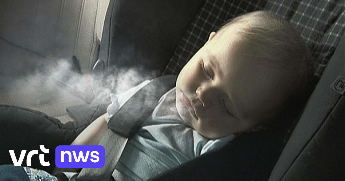 Roken in een auto met kinderen: lucht in kleine ruimte wordt snel heel ...