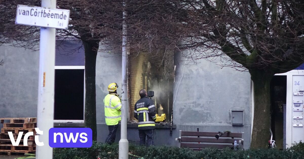 Brandweer redt 9 bewoners uit brand in Deurne | VRT NWS: nieuws