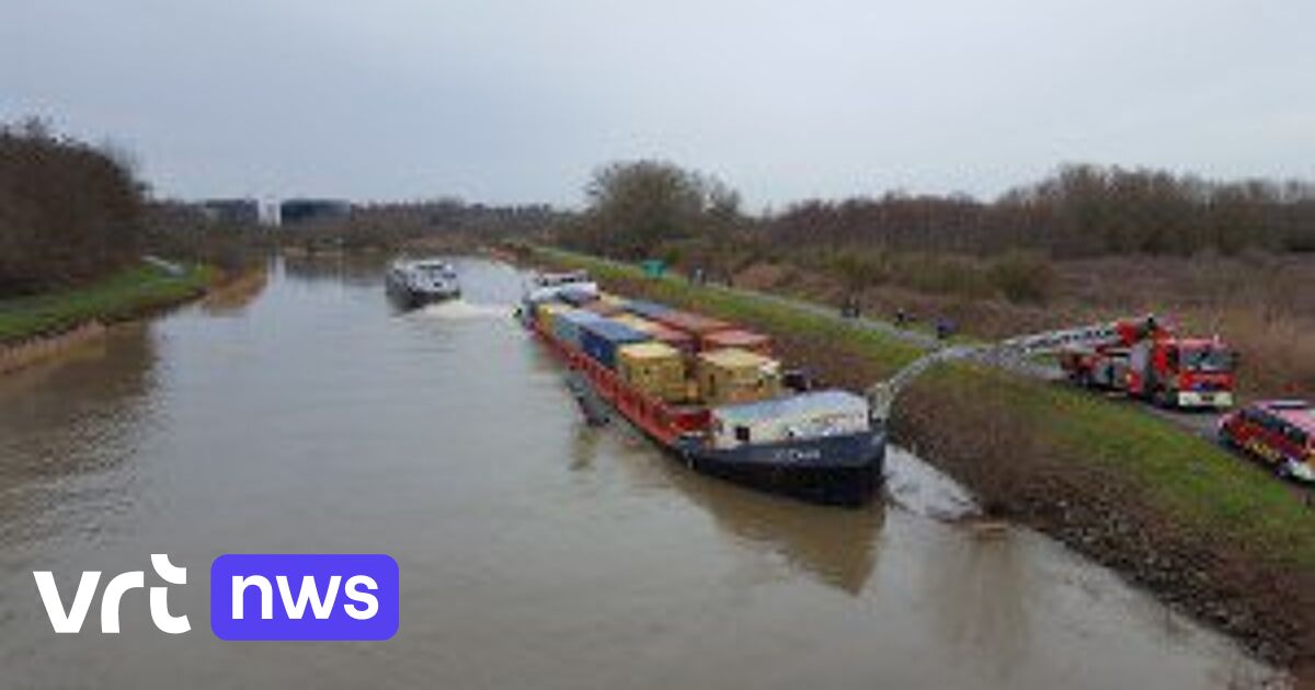 Binnenschip loopt vast op de Schelde in Melle | VRT NWS: nieuws