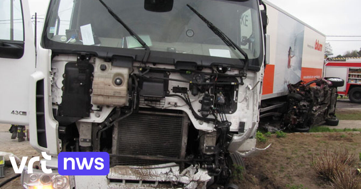 Dode bij frontale botsing auto en vrachtwagen | VRT NWS: nieuws