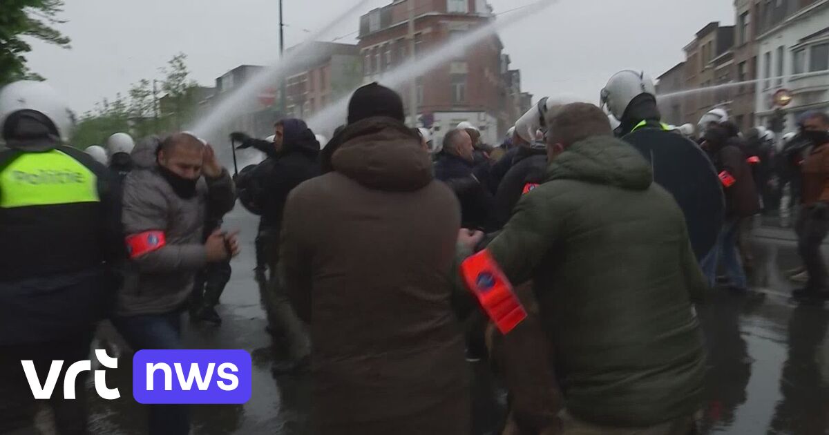 Football hooligans riot in Antwerp | VRT NWS: news