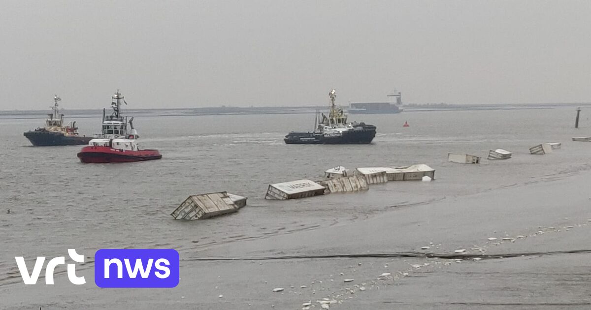 18 freight containers fall off barge at Antwerp Docks | VRT NWS: news
