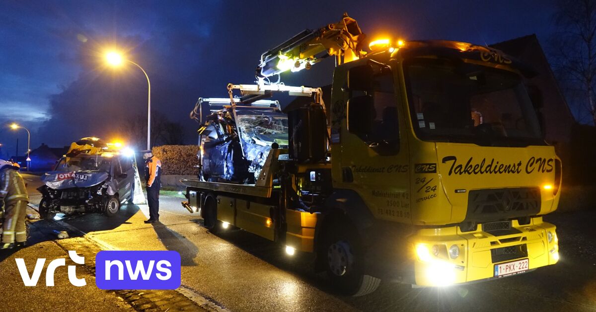Dode bij frontale botsing tussen twee auto's in Duffel | VRT NWS: nieuws