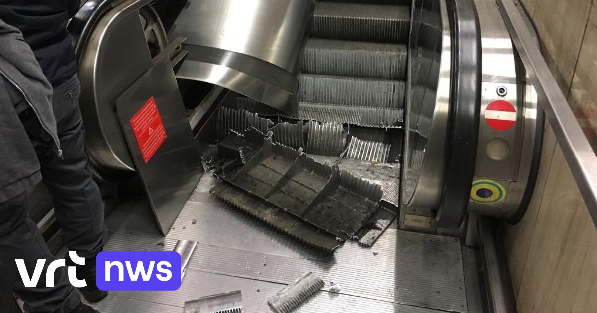 Zijpaneel roltrap in Zuidstation komt plots los, reiziger moet over ...