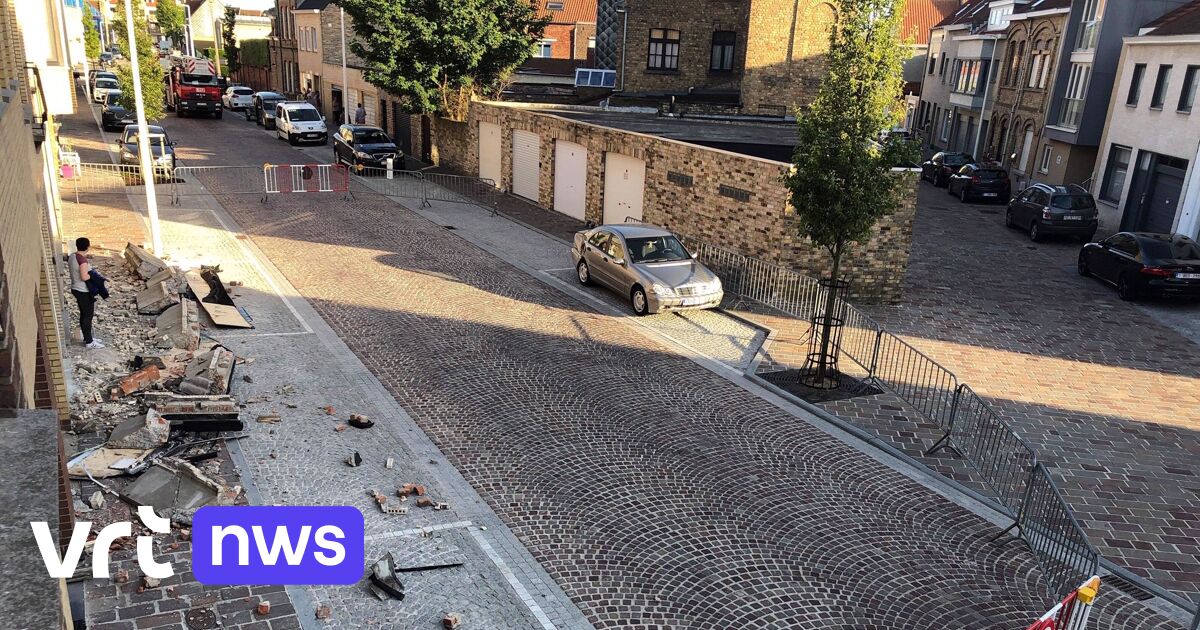 Betonnen goot van huis in Nieuwpoort komt los: enkele auto's lopen ...