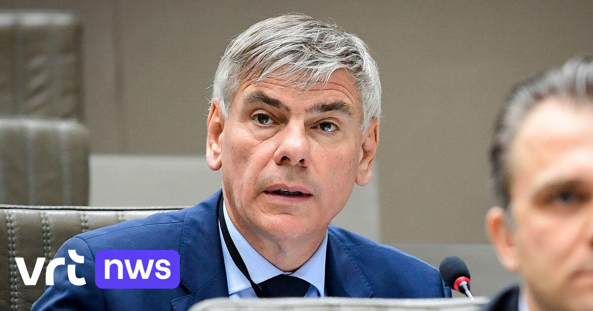 Vlaams Parlementslid Filip Dewinter (Vlaams Belang) tegen de grond ...