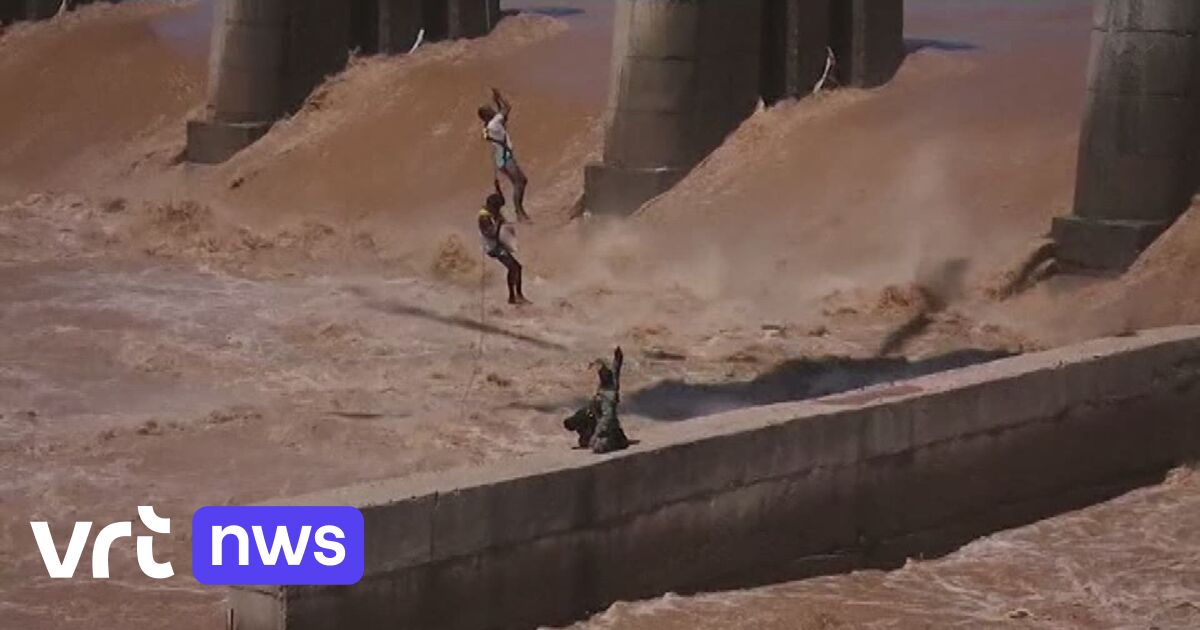 Indiase legerhelikopter redt vissers uit kolkende rivier | VRT NWS: nieuws