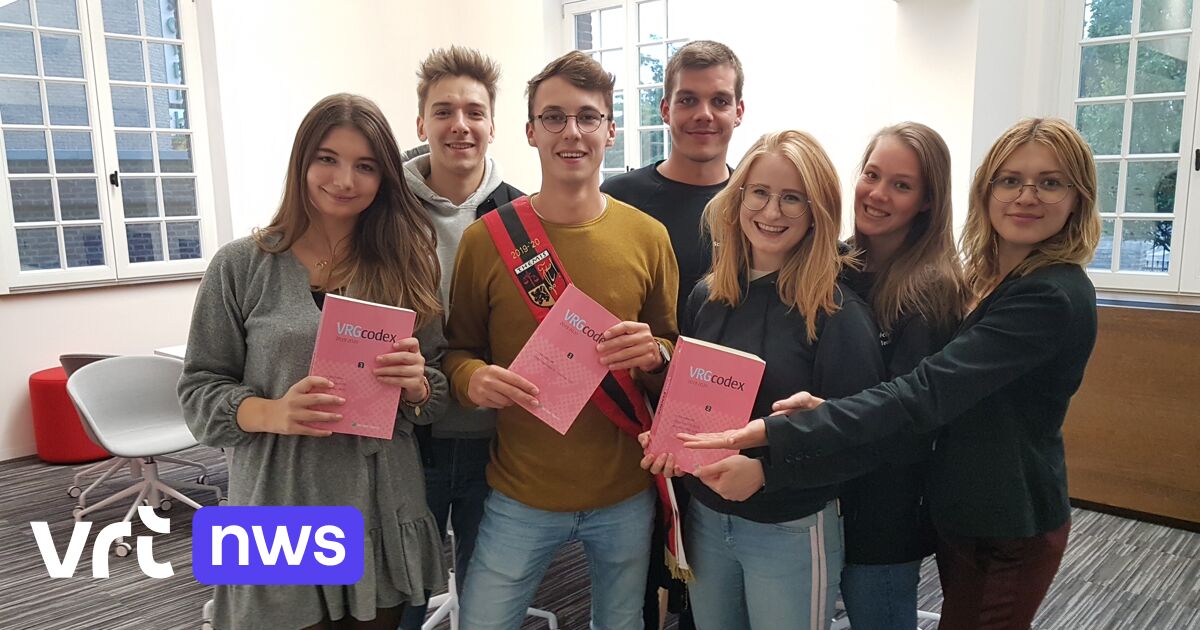Rechtenstudenten UHasselt krijgen roze codex na stemming bij alle ...