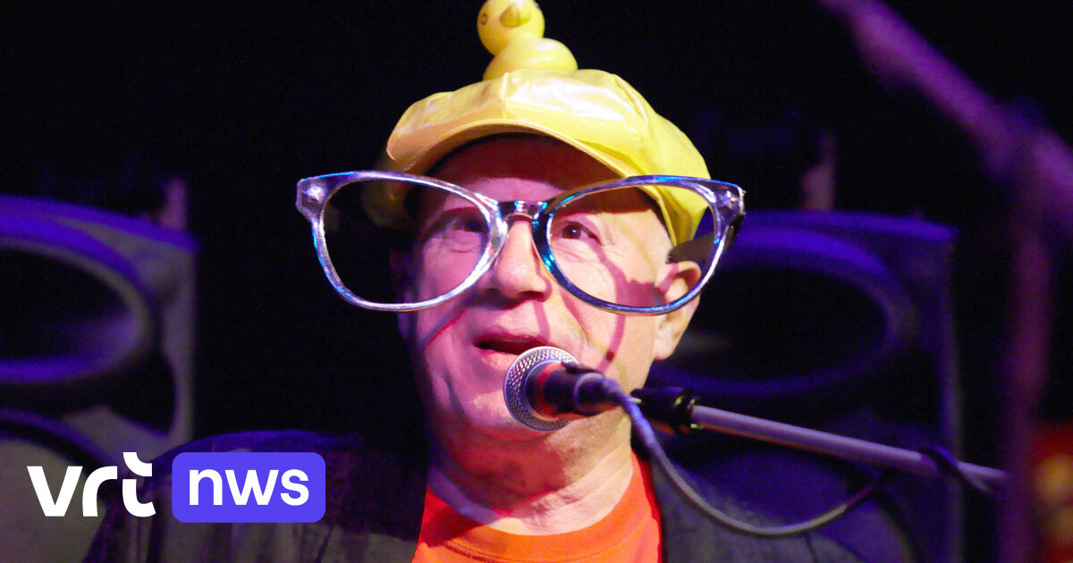 Britse komiek en muzikant Neil Innes, bekend om zijn samenwerking met ...