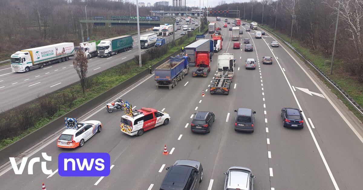 Antwerpse ring weer vrij na ongeval met zes voertuigen | VRT NWS: nieuws