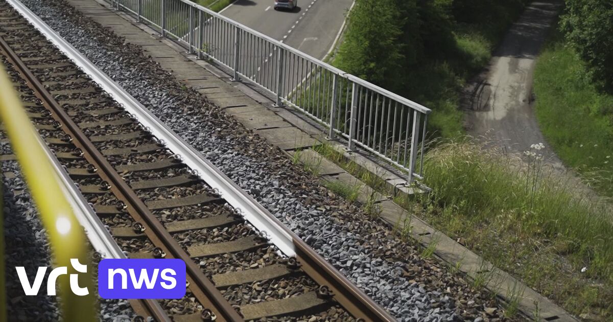 Belgian Rail teams paint the rails white in a first for Belgium | VRT ...