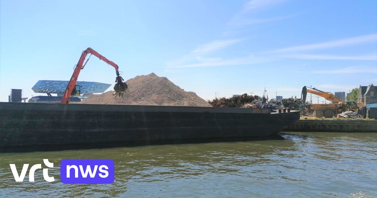 Puin SAMGA-site in haven van Antwerpen per schip afgevoerd | VRT NWS Nieuws
