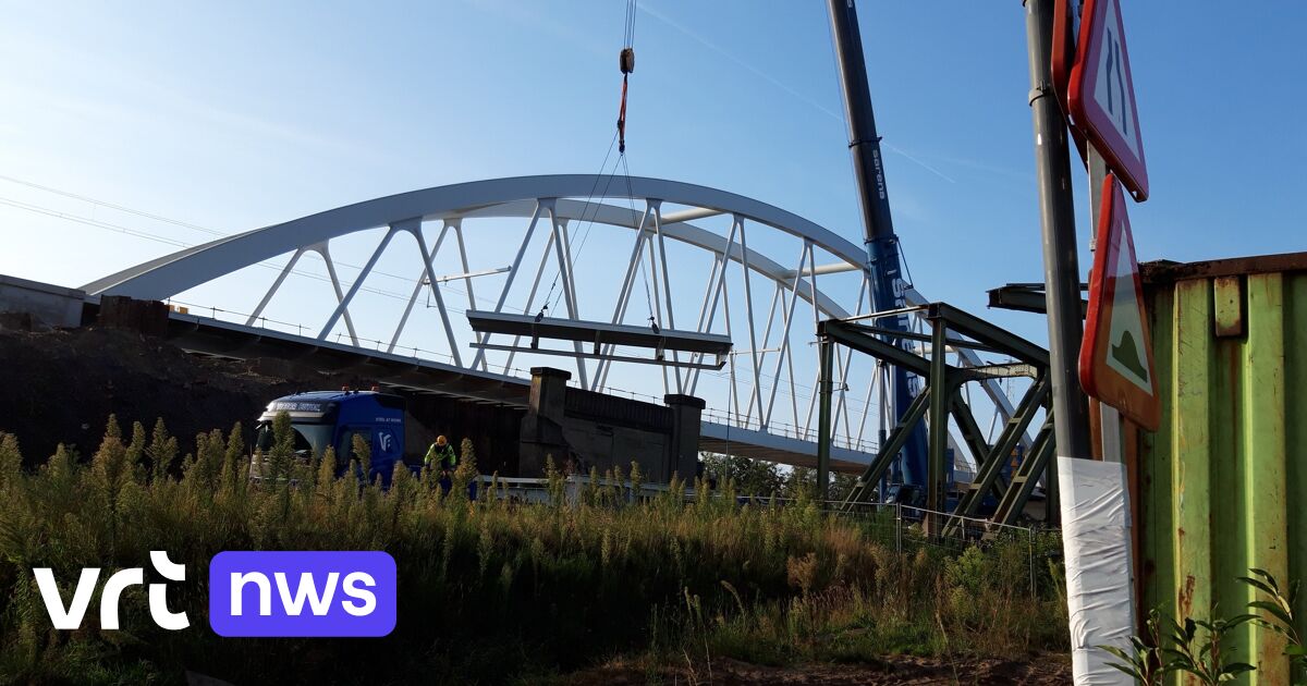 Tweede spoorbrug in Kuringen afgebroken en nieuwe fietsbrug geplaatst | VRT NWS: nieuws
