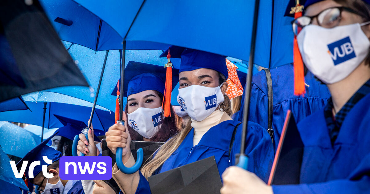 VUB students graduate on Brussels market square | VRT NWS: news