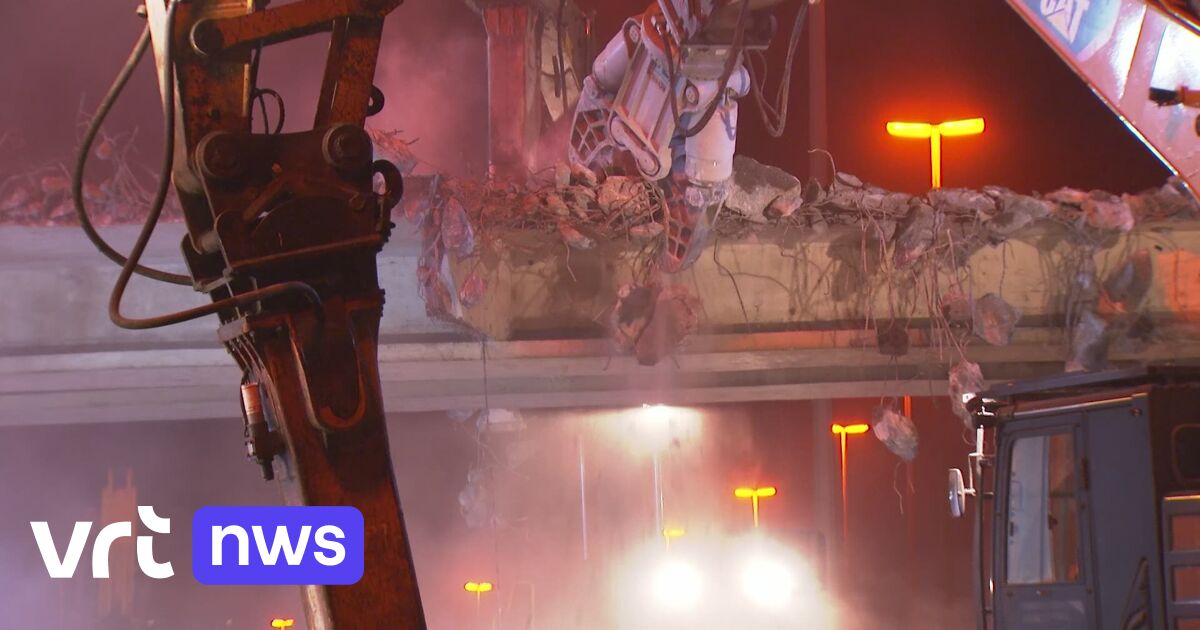 Work to demolish bridge closes motorway at Ostend | VRT NWS: news