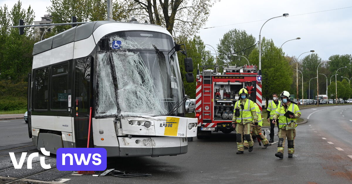 Verkeershinder na aanrijding tussen tram en vrachtwagen | VRT NWS: nieuws