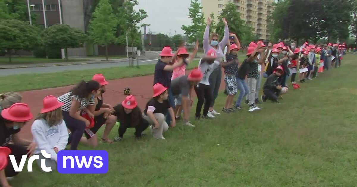 Pupils and staff Mexican wave goodbye to the school year | VRT NWS: news