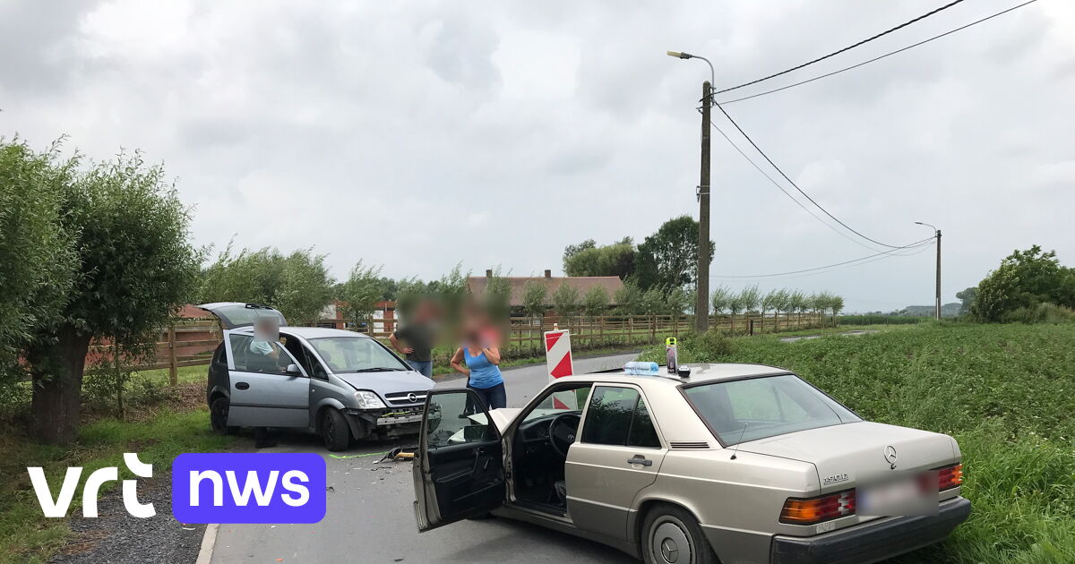 Twee gewonden na frontale botsing in Torhout | VRT NWS: nieuws