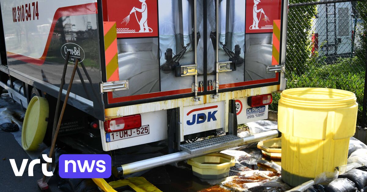 Straat op industrieterrein in Paal afgesloten door lekkend vat in ...