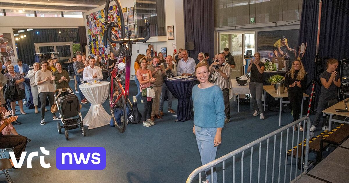 Jolien D'Hoore hangt fiets aan de haak op verrassingsfeest: "Ik ben ...