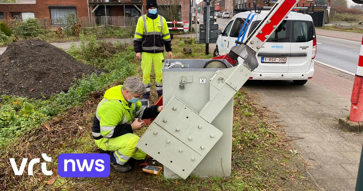 Slagbomen moeten sluipverkeer bij wegenwerken vermijden in Sinaai bij Sint-Niklaas | VRT NWS: nieuws
