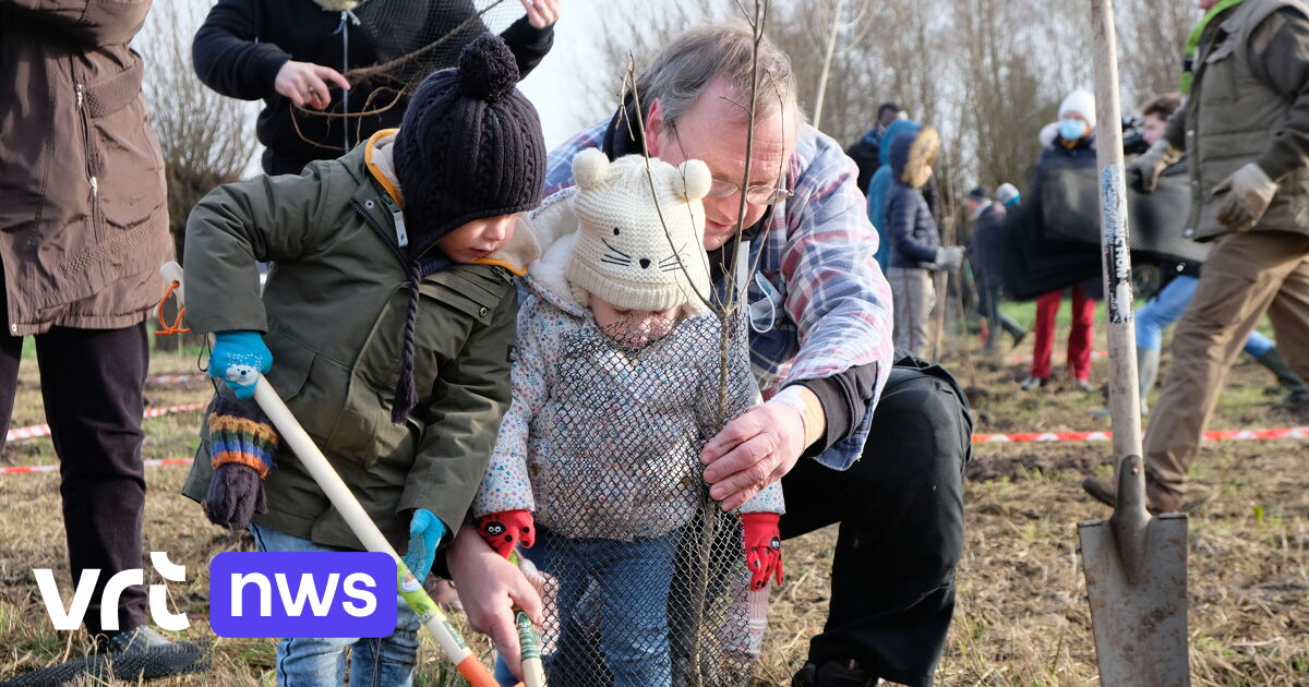 Gepensioneerde boswachter plant samen met 150 vrijwilligers een bos aan ...