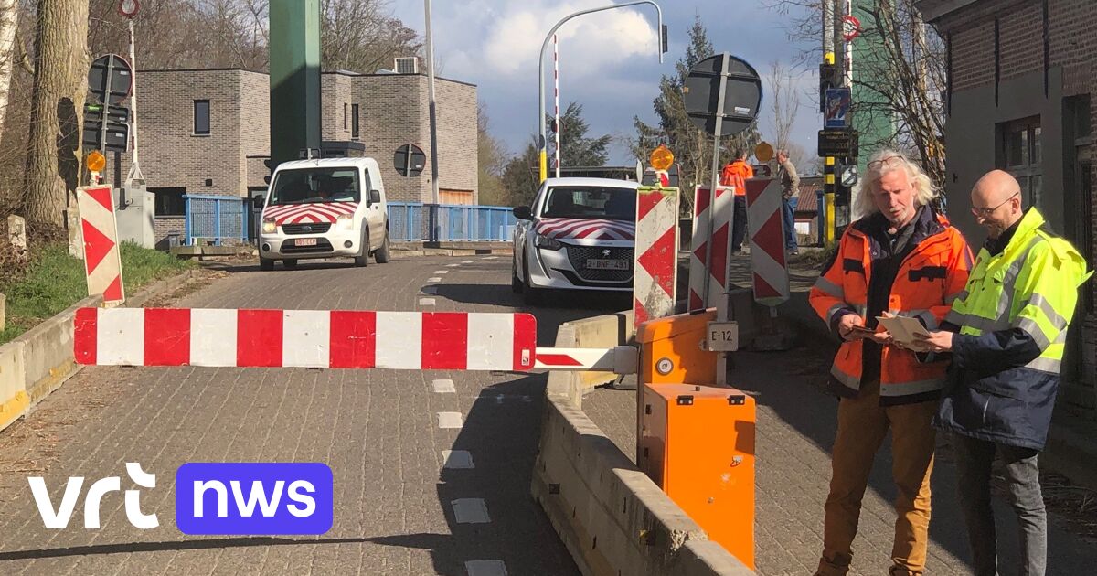 Slagbomen bij wegenwerken houden sluipverkeer weg uit Sinaai (Sint-Niklaas), maar buurtbewoners ...