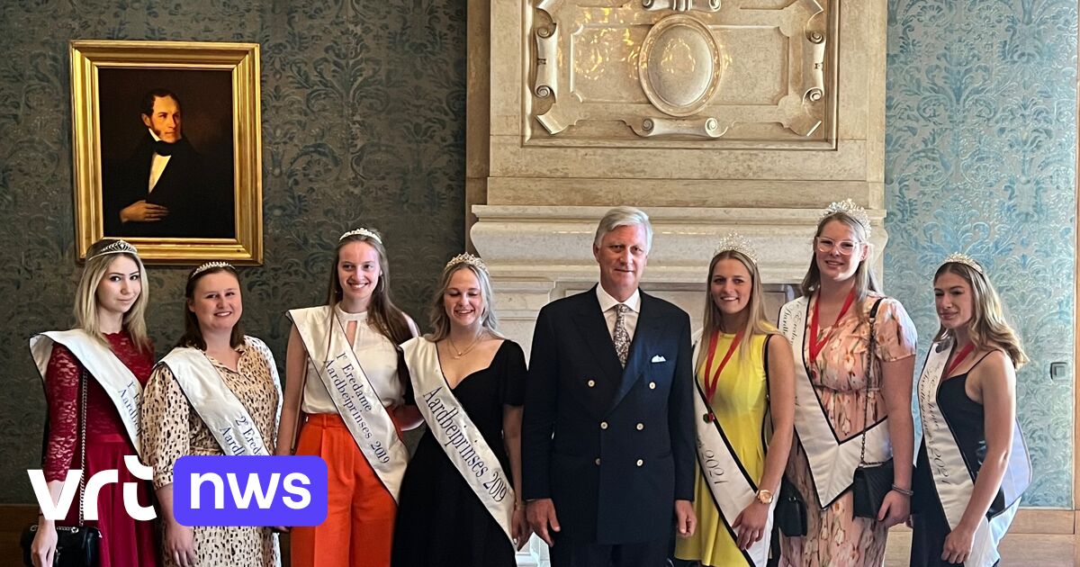 Aardbeienprinsessen brengen aardbeien uit Melsele naar koning Filip | VRT NWS: nieuws