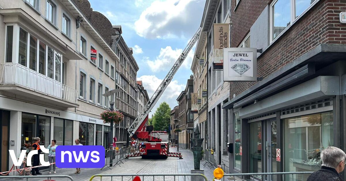Enkele dakpannen en gevelstenen naar beneden gevallen in Bosstraat in ...