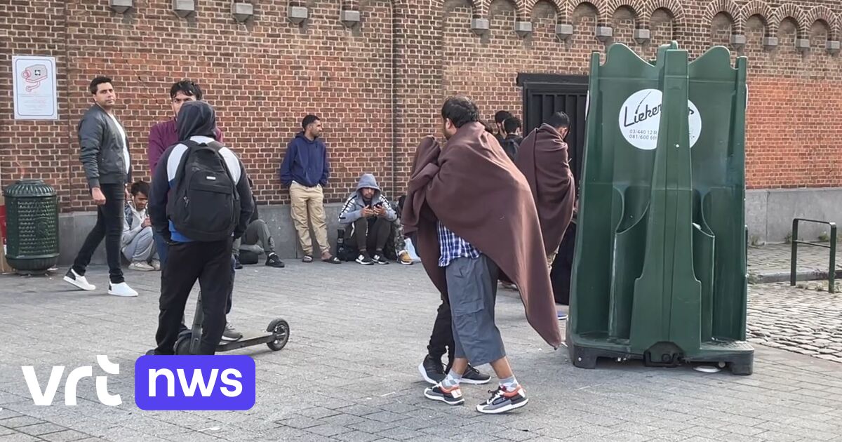 Wachtende asielzoekers aan Brussels Klein Kasteeltje mogen zich douchen ...