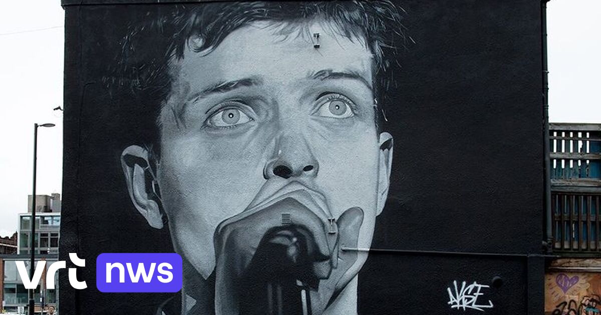 Portret van Joy Division-frontman Ian Curtis op muur in Manchester ...