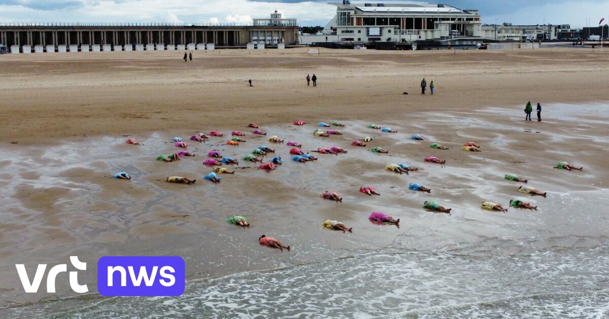 60 mensen gefotografeerd als aangespoelde vissen op strand Oostende ...