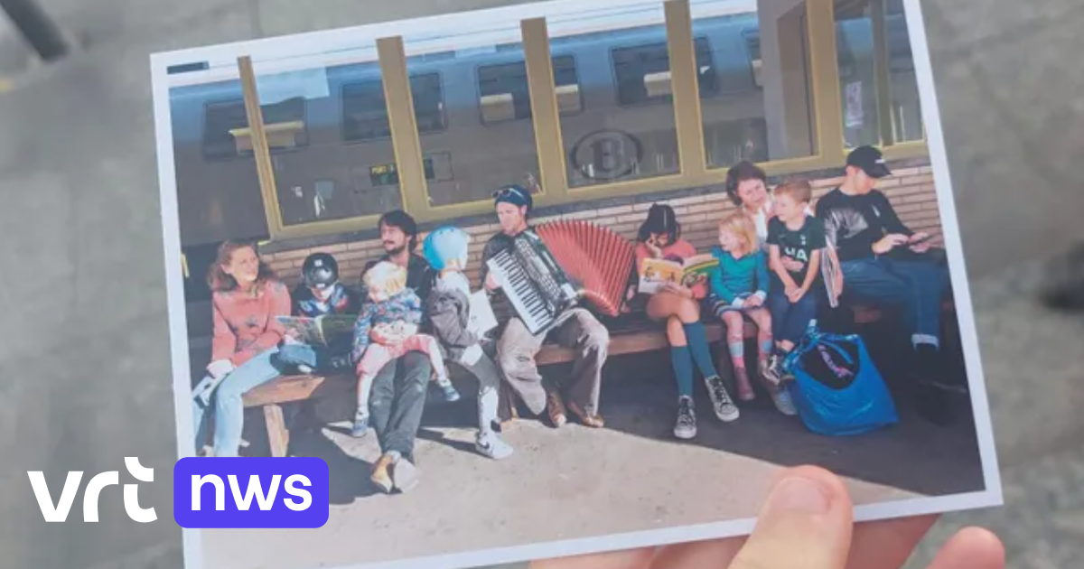 Actievoerders delen postkaarten uit om houten banken in Noordstation in Brussel te behouden ...