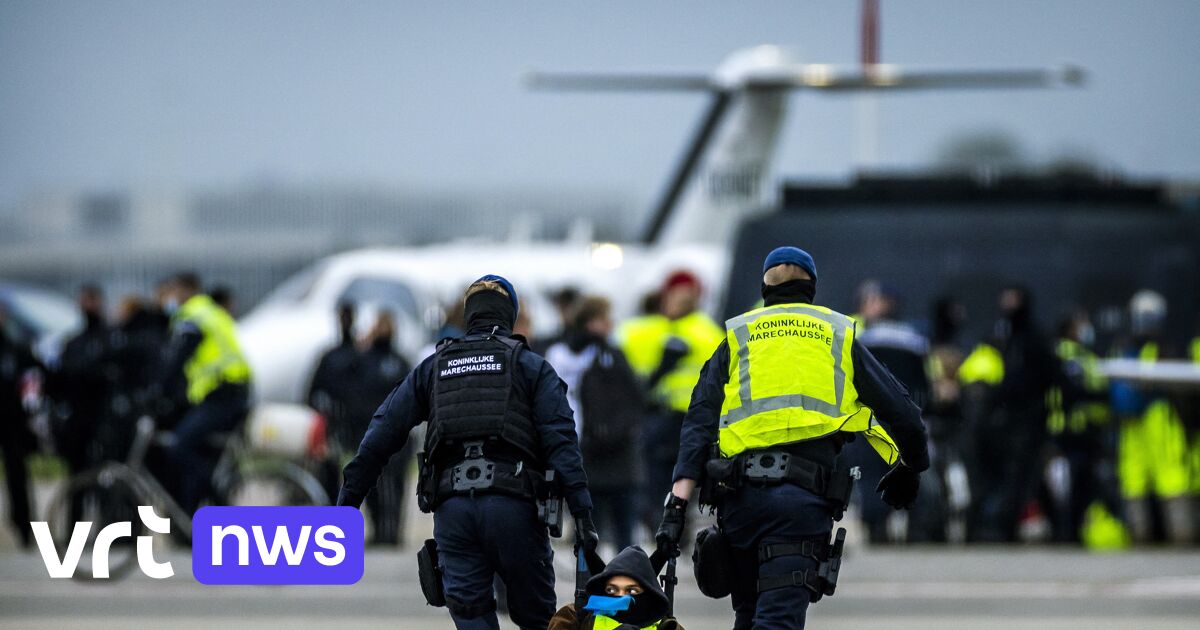 Meer dan 200 klimaatactivisten gearresteerd op luchthaven Schiphol, ook ...