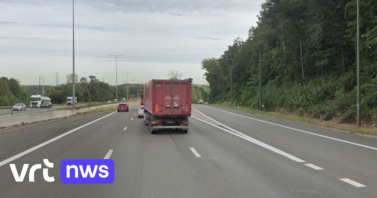 Vijftiger valt waarschijnlijk in slaap achter het stuur en komt om bij ongeval in Beersel | VRT ...