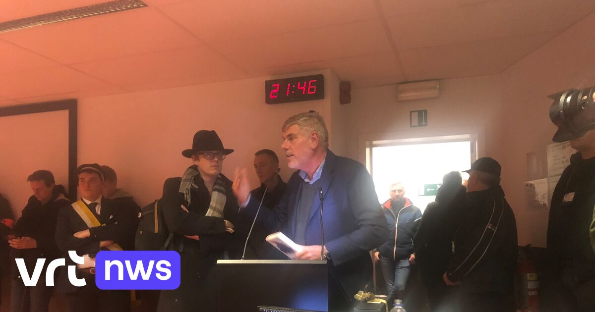 Gentse politie pakt 9 mensen op bij betoging tegen lezing van Filip Dewinter, die begint met duw ...