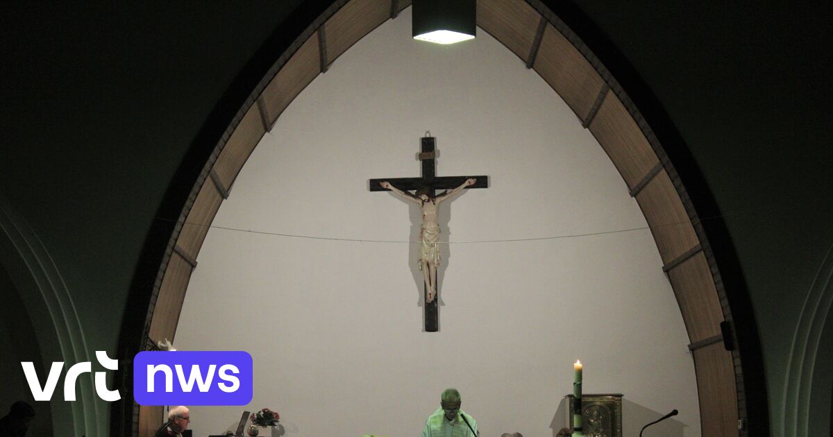Kerkbezoekers erg emotioneel tijdens laatste viering in kerk van Lommel-Barrier | VRT NWS: nieuws
