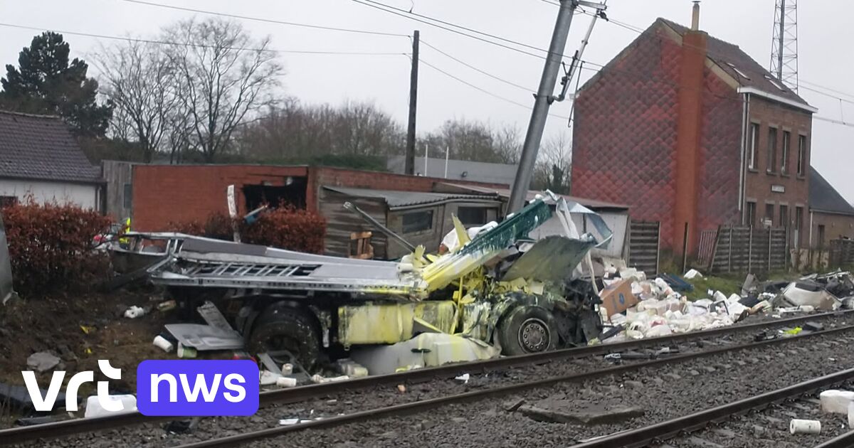 Un train percute un camion à Ardooie, plusieurs blessés | VRT NWS: le site d'information de ...