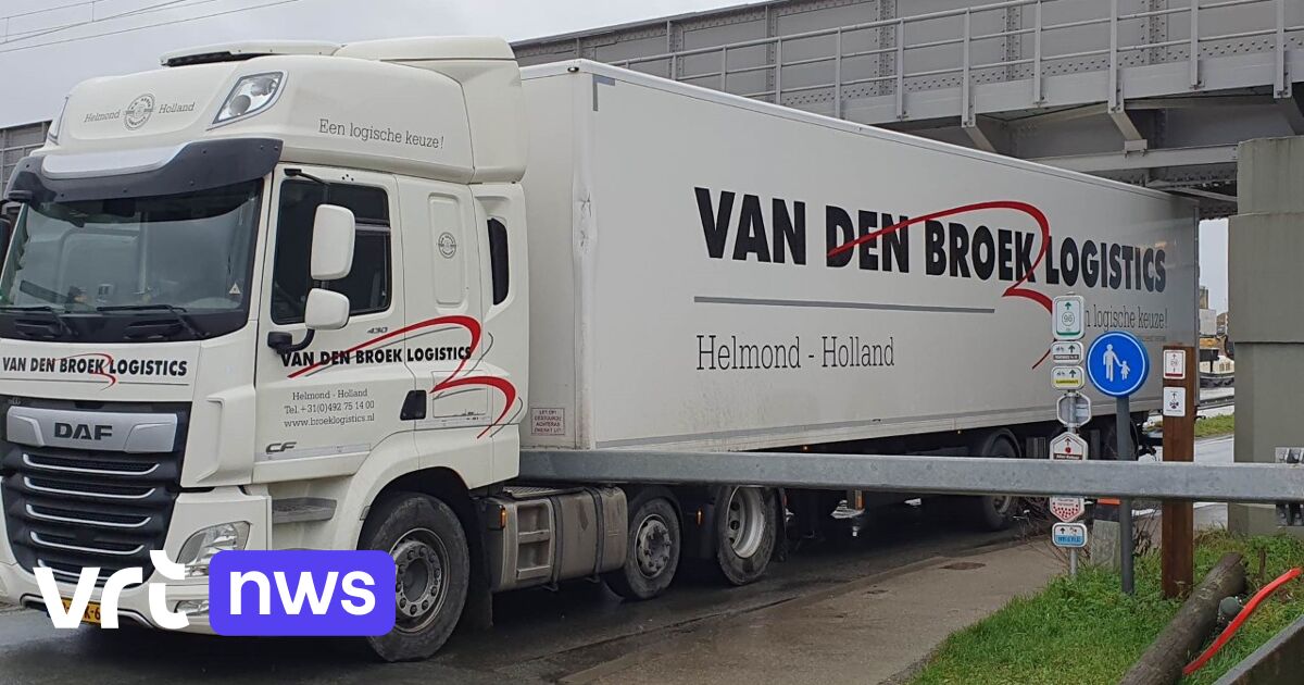 Cabine van vrachtwagen is te hoog en blokkeert onder spoorwegbrug in ...