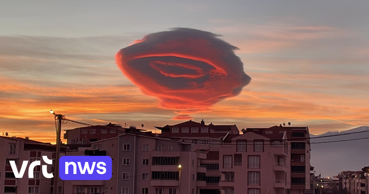 BEKIJK - "UFO-wolk" in hemel boven Turkije gaat viraal | VRT NWS: nieuws