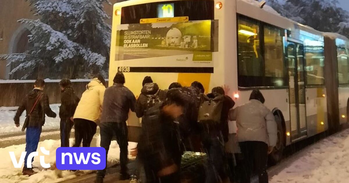 Genk in de sneeuw, dat is ook solidariteit: omstanders duwen samen bus ...