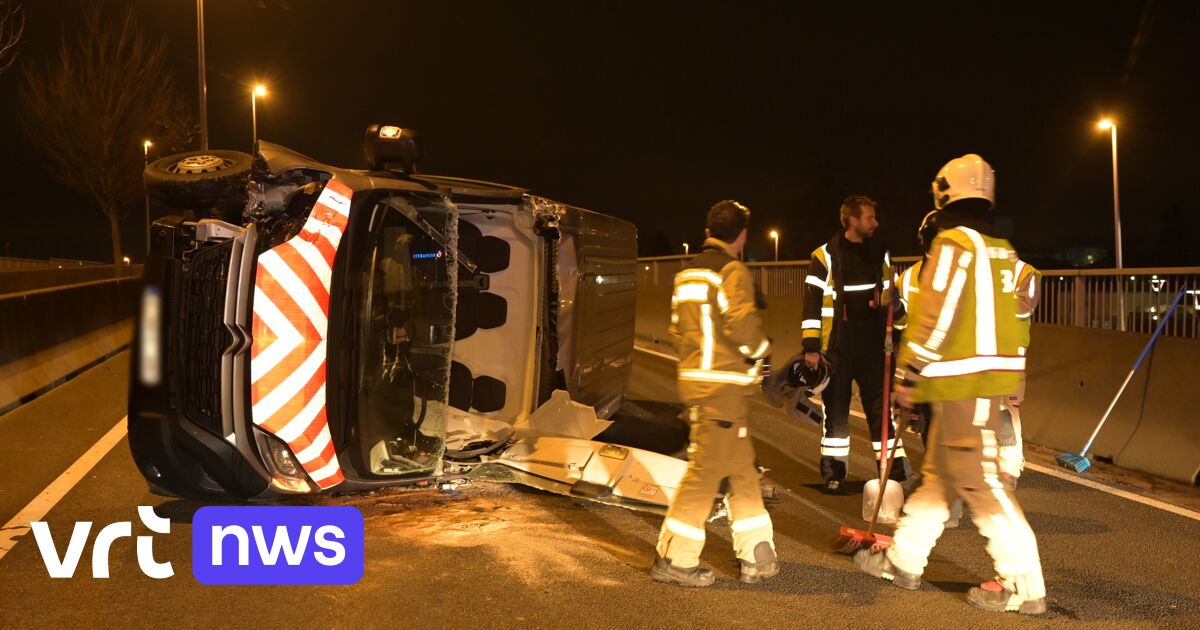 Bestelwagen botst op vangrail en belandt op zijkant op N16 in Puurs-Sint-Amands | VRT NWS: nieuws