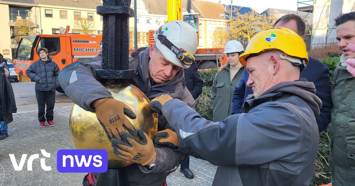 Tijdscapsule bovenop torenspits van kerk in Merksplas geplaatst ...