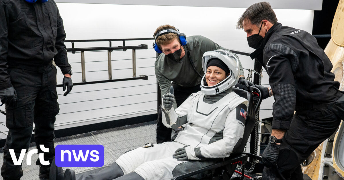 BEKIJK - Geslaagde landing in zee en duim omhoog: vier astronauten ...